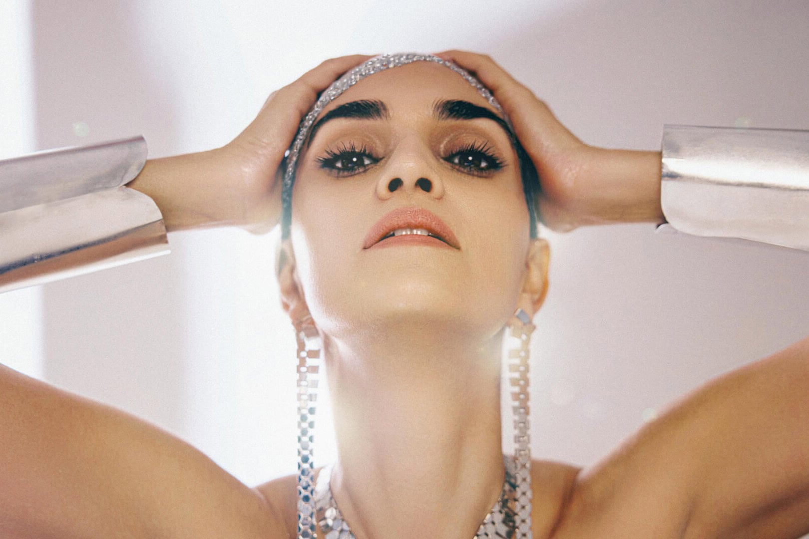 Avec ses synthés psyché, la chanteuse Liraz porte la paix entre Israël ...